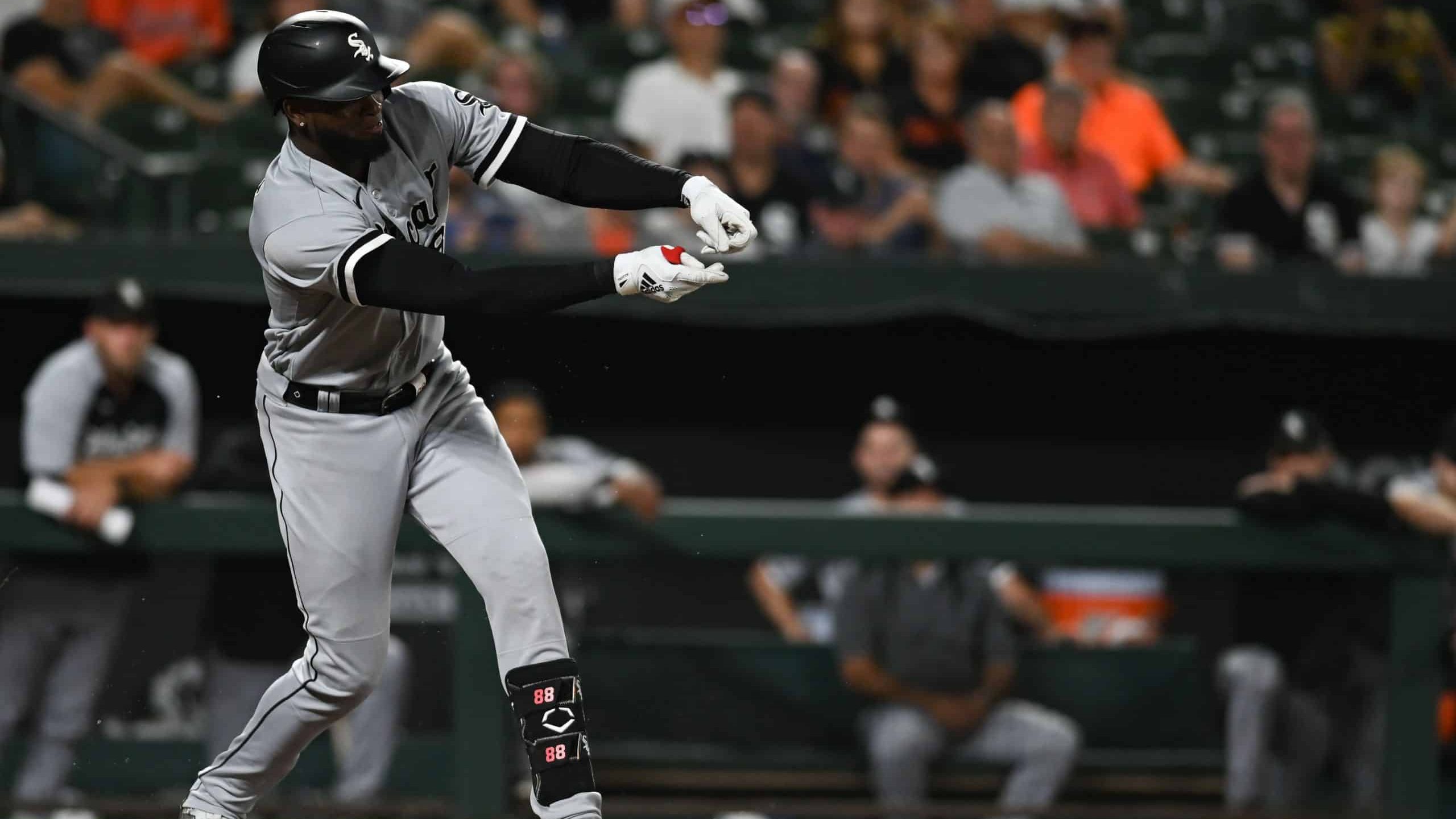 Luis Robert Leaves Mariners Game with Wrist Injury | Sox On 35th